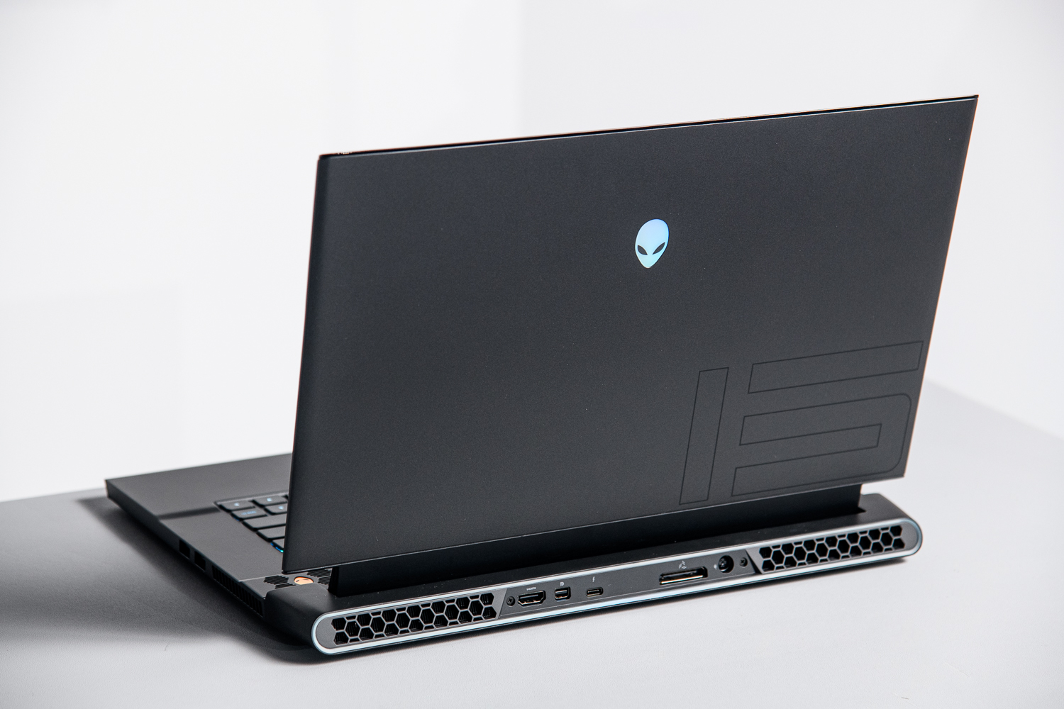 Alienware與戴爾推出全新電競筆電產品，行動電競體驗、音效工程創新無極限