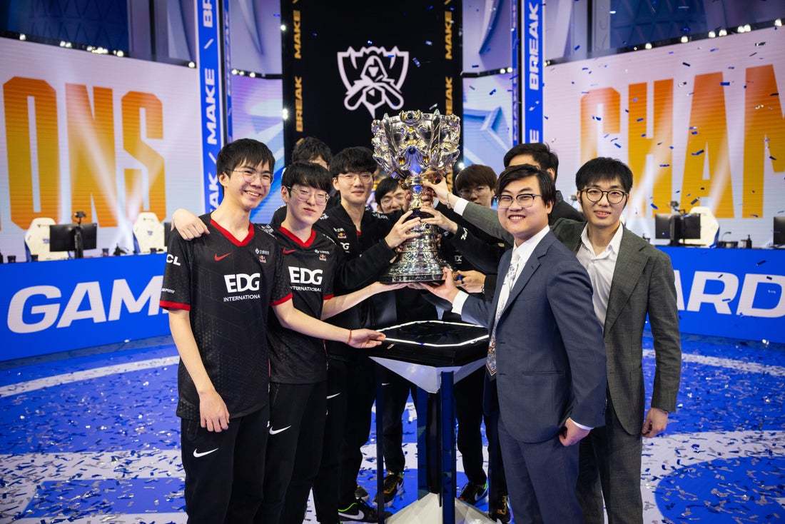 《英雄聯盟》S11世界賽 世界冠軍 EDG 聯訪：努力終有回報，請大家以後繼續期待我們！ | 英雄聯盟