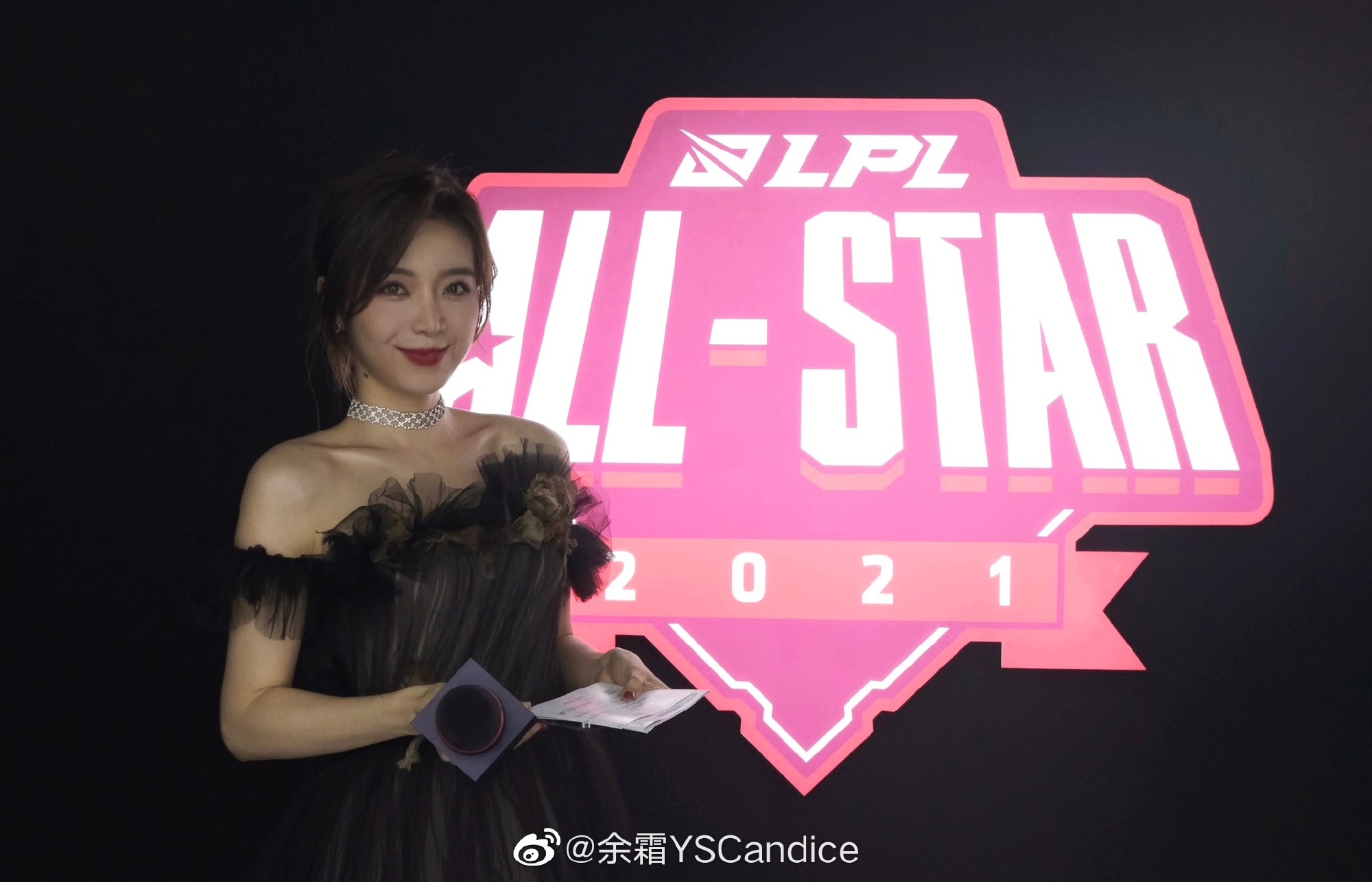 LPL美女解說Rita素顏照流出，和台上相比差太多，小鈺素顏也夠狠 | 英雄聯盟