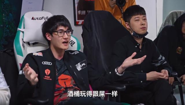 369實況問左手，當初遭隊友Karsa集火開噴，你當時想幫我說話嗎，還是說踩我兩腳？