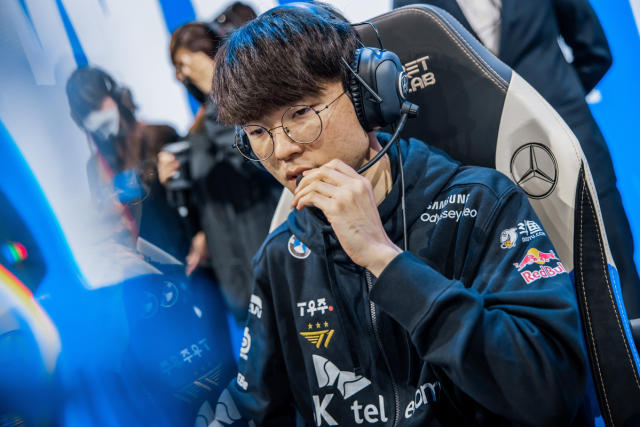 還以為螢幕壞了？S12觀眾席視角捕捉到Faker瘋狂切畫面 | 英雄聯盟