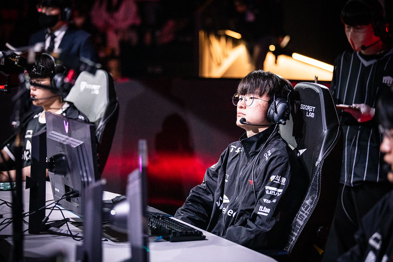 Faker慶祝出道「10周年」請客現場觀眾與工作人員免費吃雞 | 英雄聯盟