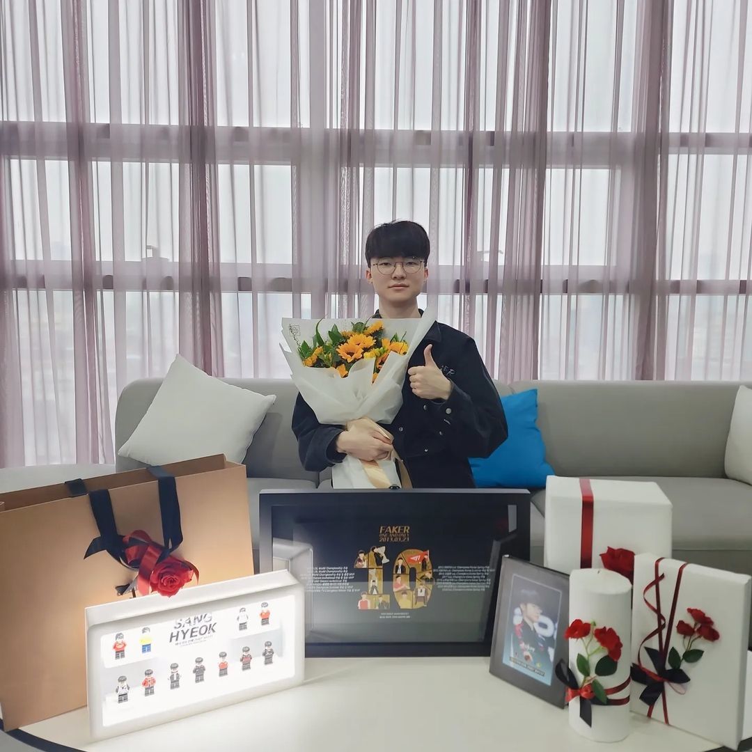 Faker IG 10週年收到的禮物 | 英雄聯盟