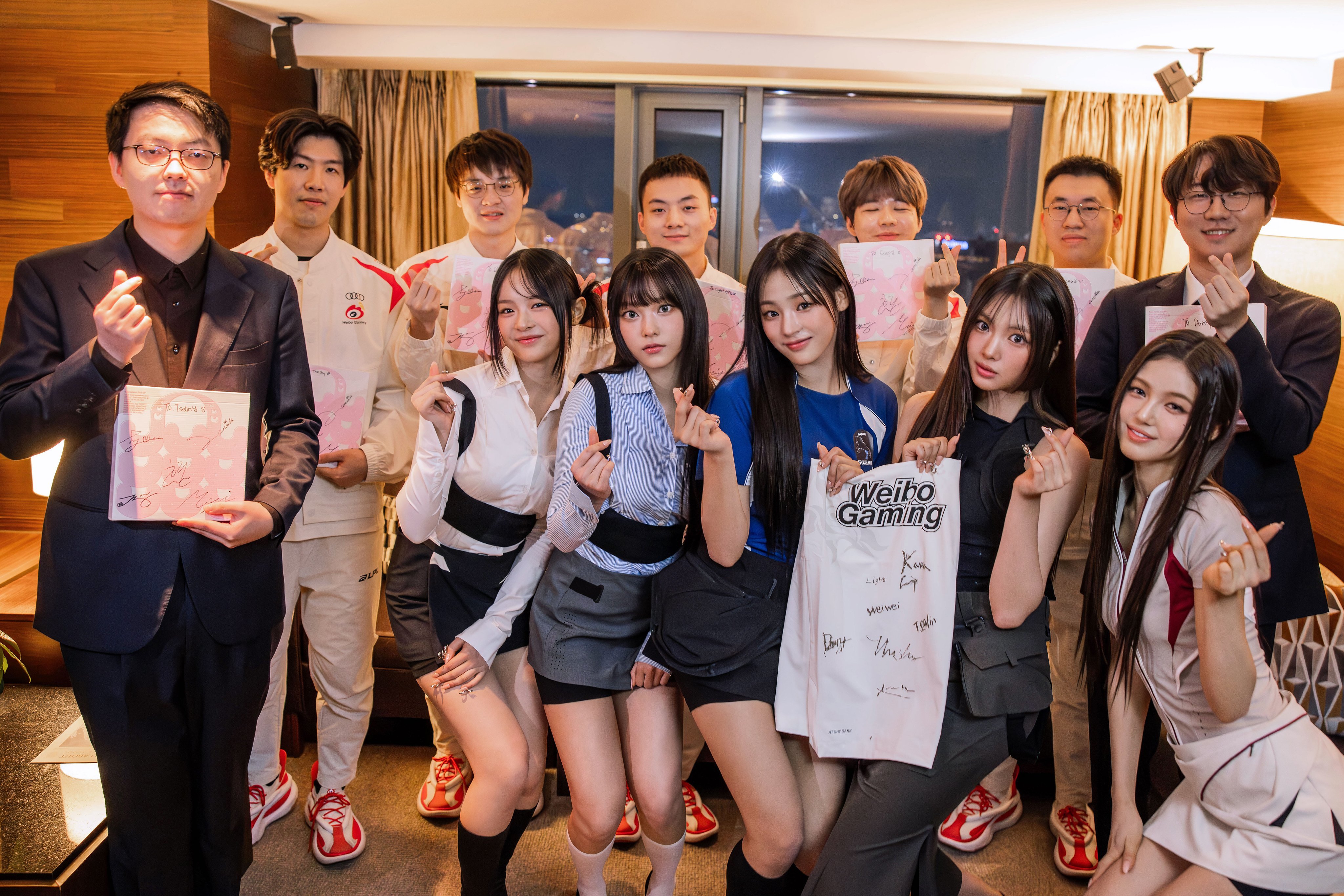 LOL官方Twitter：NewJeans ＆T1、WBG ＆交換隊服、簽名專輯 | 英雄聯盟