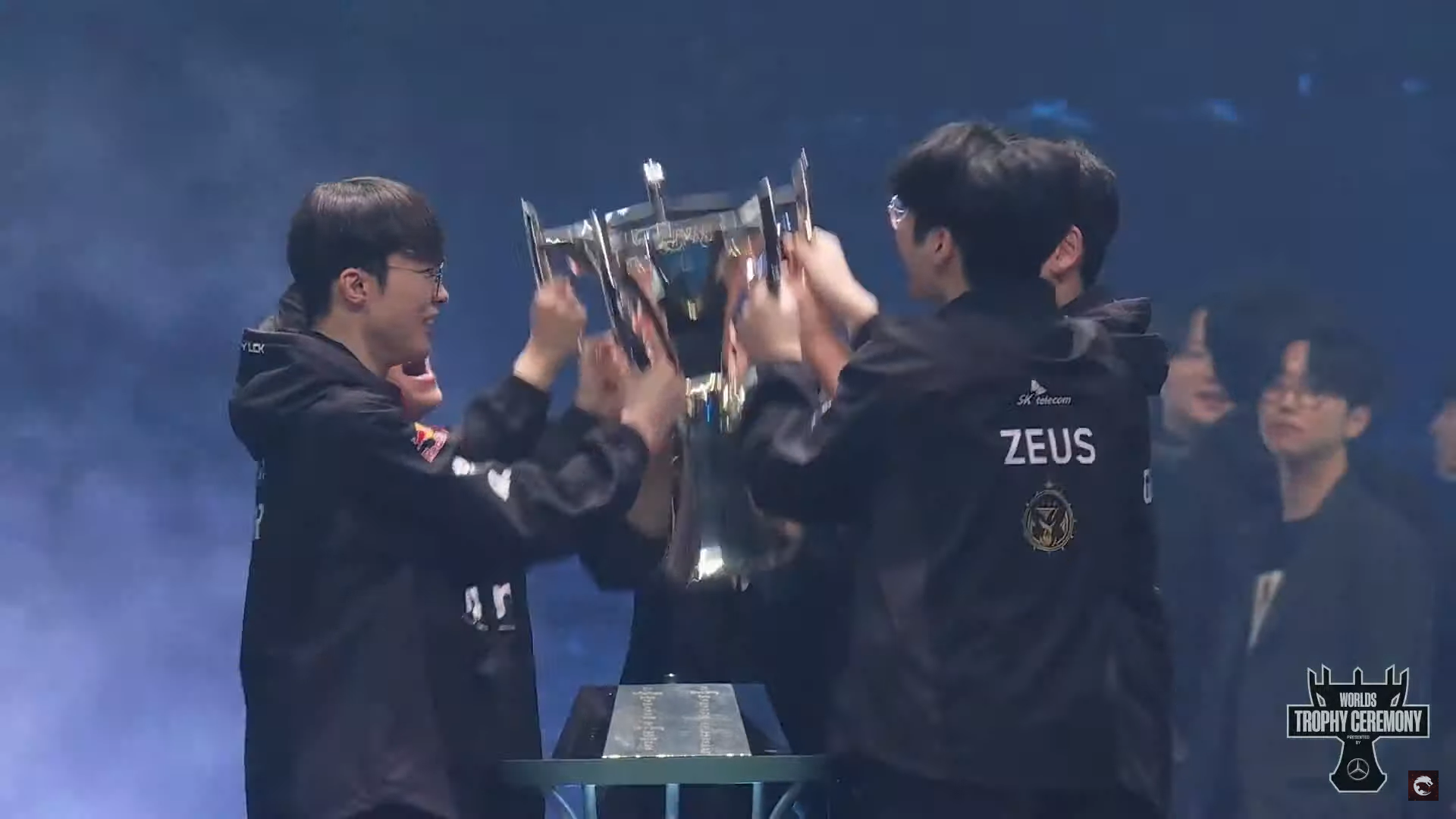 Faker 第四冠到手 ! T1 一穿三成功拿下S13世界冠軍 | 英雄聯盟