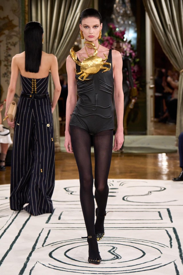 與龍共舞領先33年 劉嘉玲龍蝦裝Sit Down Please設計 搬上金像獎