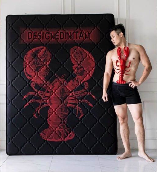 與龍共舞領先33年 劉嘉玲龍蝦裝Sit Down Please設計 搬上金像獎