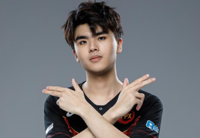 抓到你囉LWX，粉絲拍到世界冠軍AD跟紅髮妹子從酒店出來