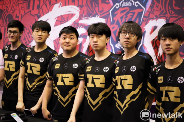 RNG的粉絲向戰隊推廣了一個新周邊-內褲