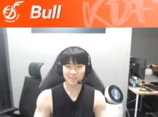 KDF Bull 肌肉直播 在打積分的時候也要運動