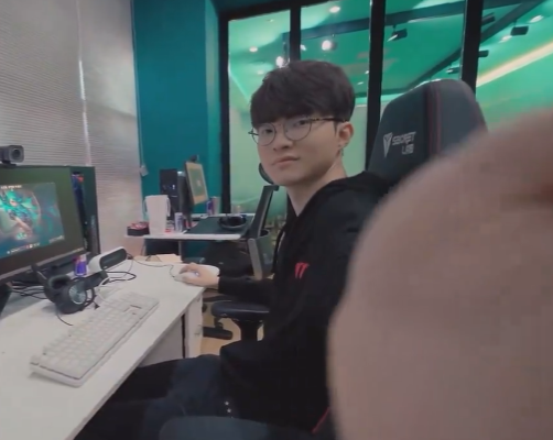 Faker拍拍你的臉