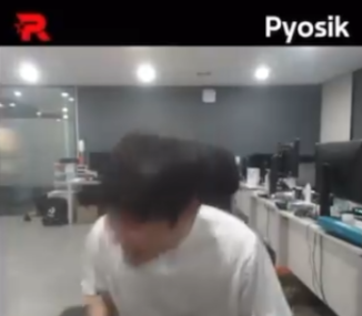 很難得玩到LOL以外的遊戲所以興奮到發瘋的Pyosik