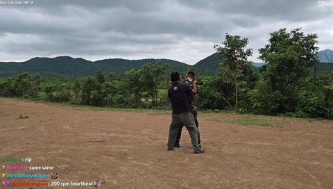 Peeguu跟企鵝妹打真的RPG