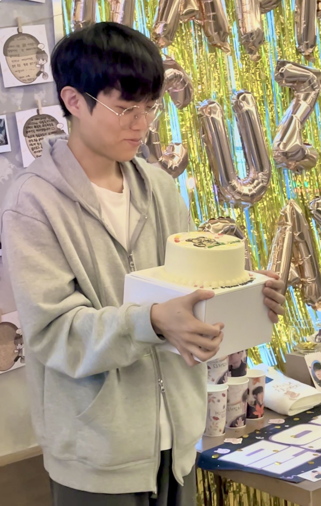 Cuzz的生日應援場 老隊友Bdd：我是禮物