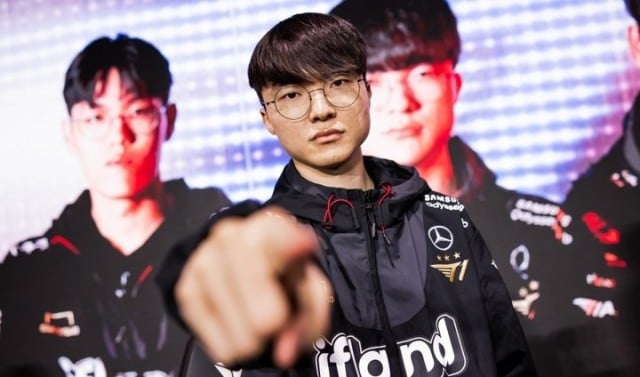 Faker在直播中回應聊天室關於Zeus...