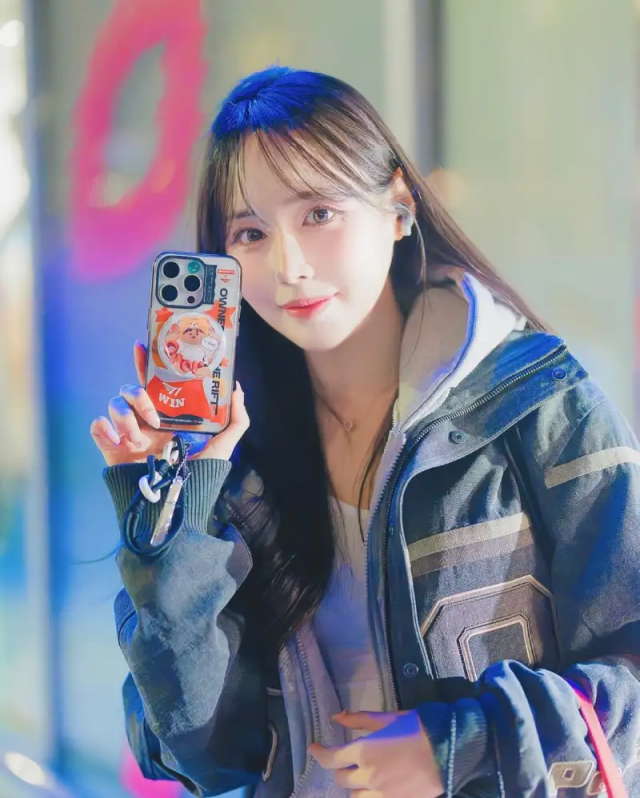 Oner姊姊曬Oner的應援週邊：快看手機殼，很漂亮吧