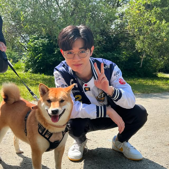 Doggo 跟T1全員都合照到了！