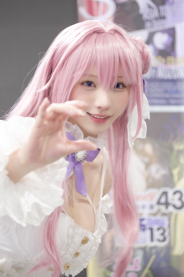 enako えなこ 在FF45 cos 妮姬桃樂絲 拍照人牆