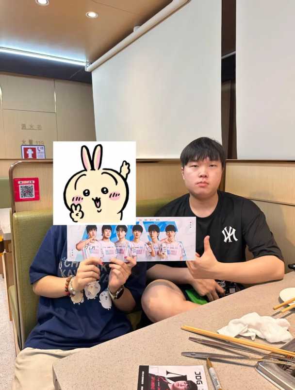 私下關係挺好，網友偶遇Bin和Xun一起吃海底撈